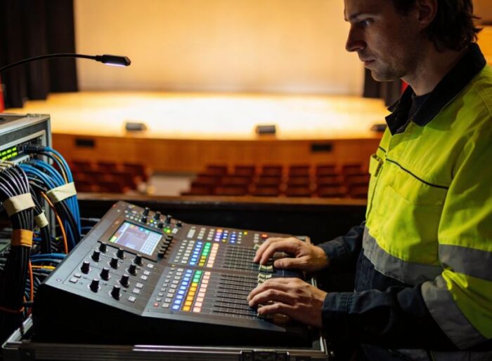 Stage lighting controllers: how to master